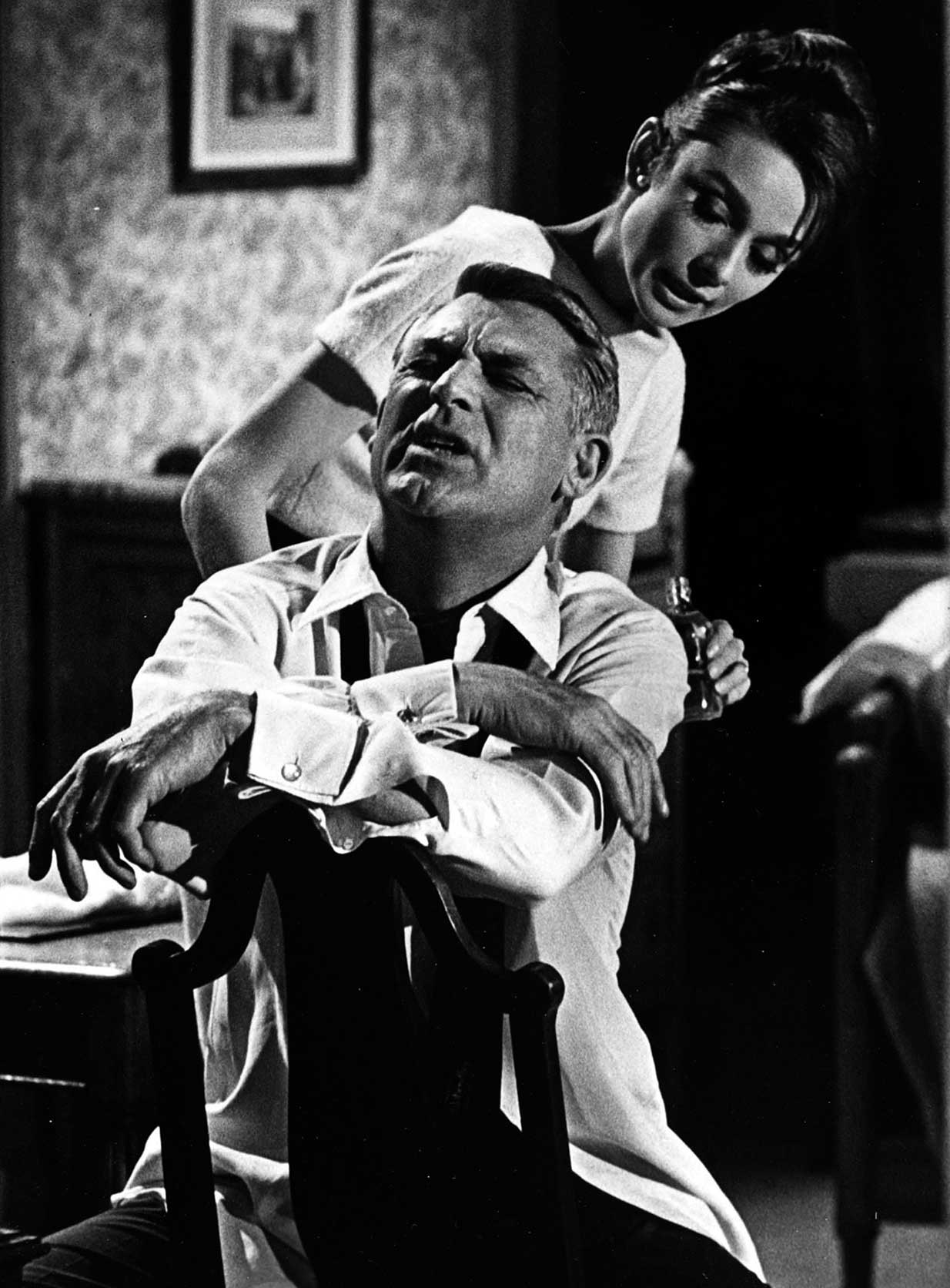 Charada y la verdad cuando todo son secretos y mentiras ·.·★ Reseña